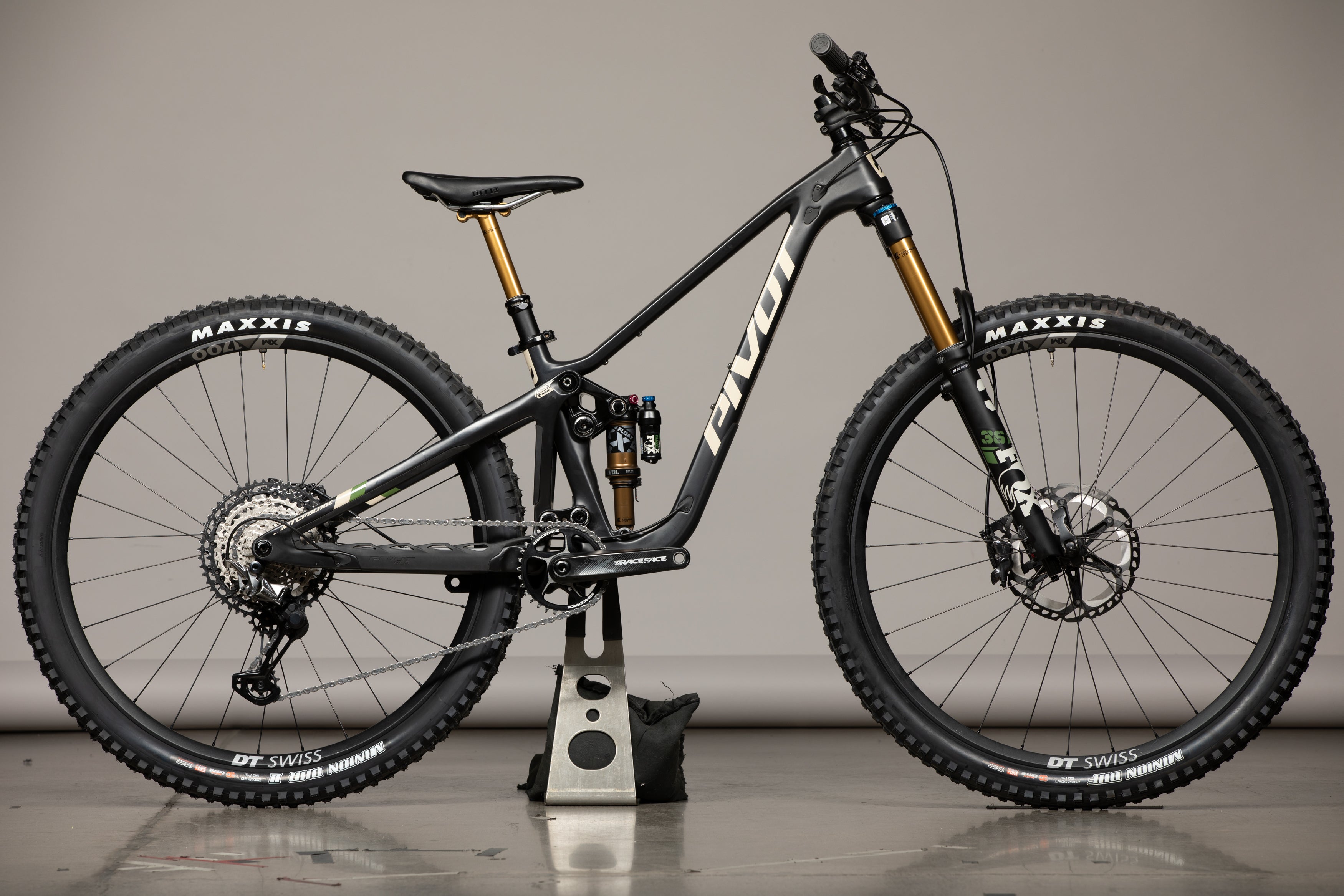 2024 Switchblade XS – Pivot Cycles